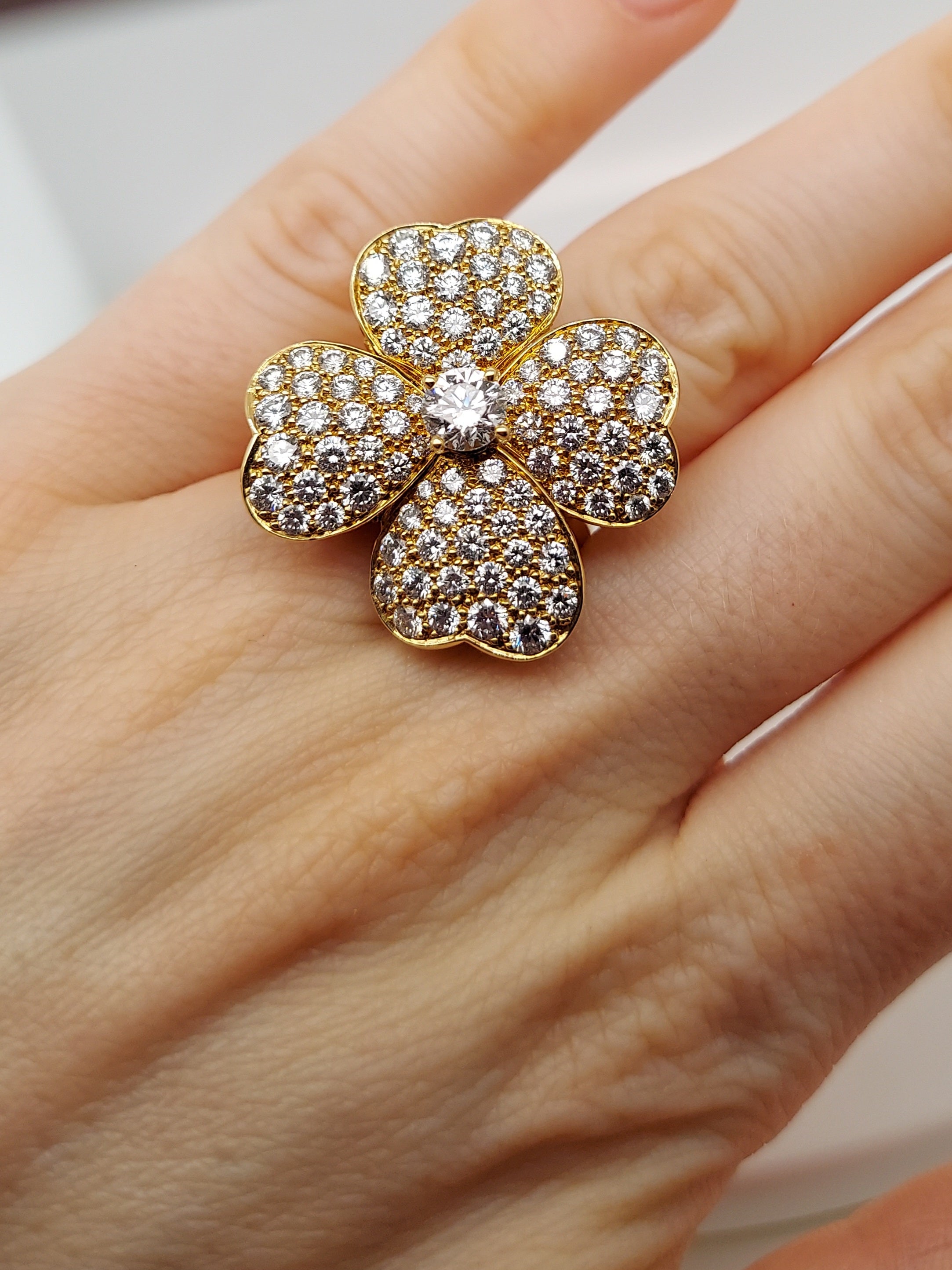 Van Cleef & Arpels Cosmos Diamond Flower Ring – bnbluxuryny